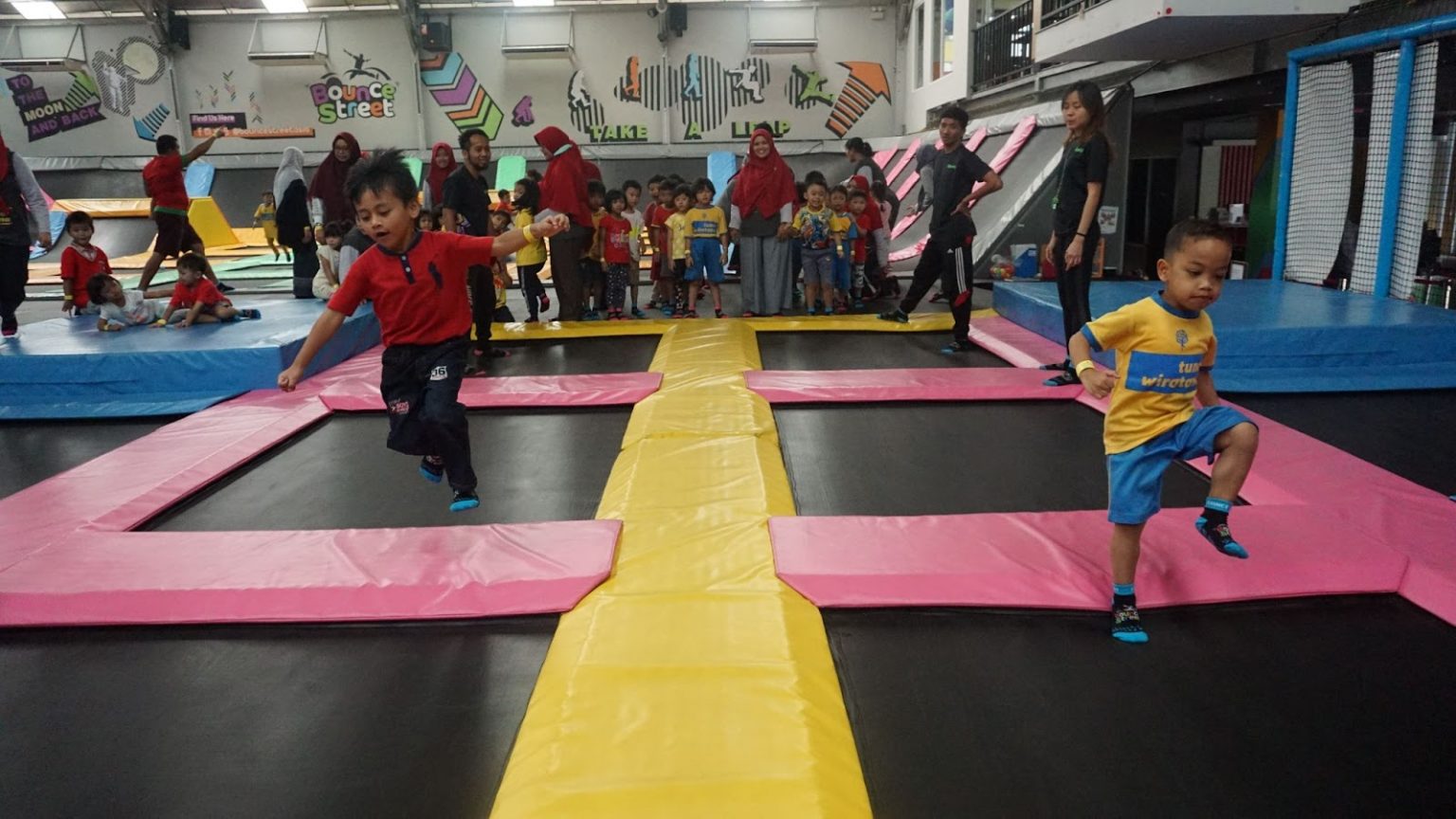 Mengapa Field Trip di Trampoline Park?